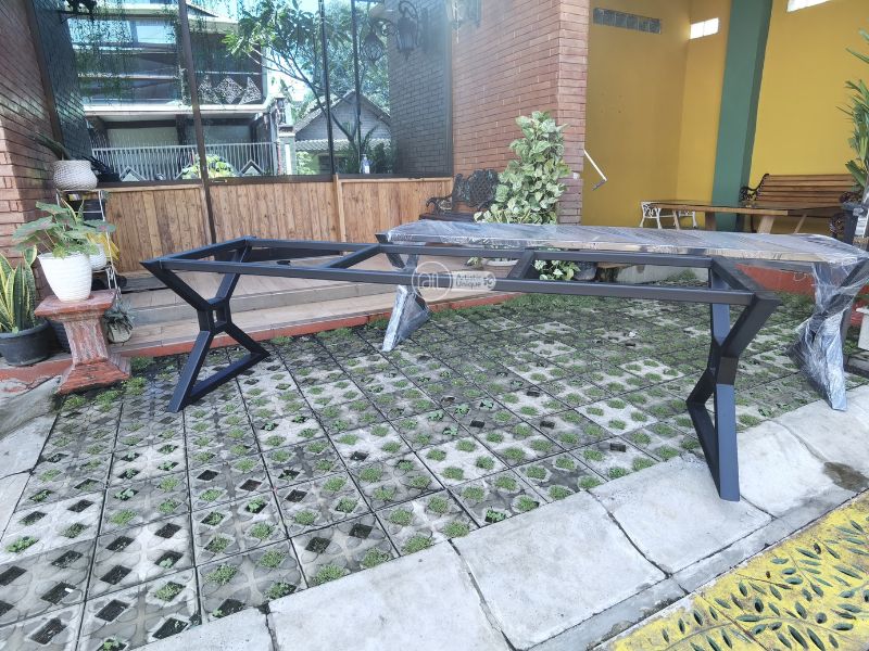 Meja Hollow Besi Pilihan Tepat dan Stylish - Ayem Tentrem Logam